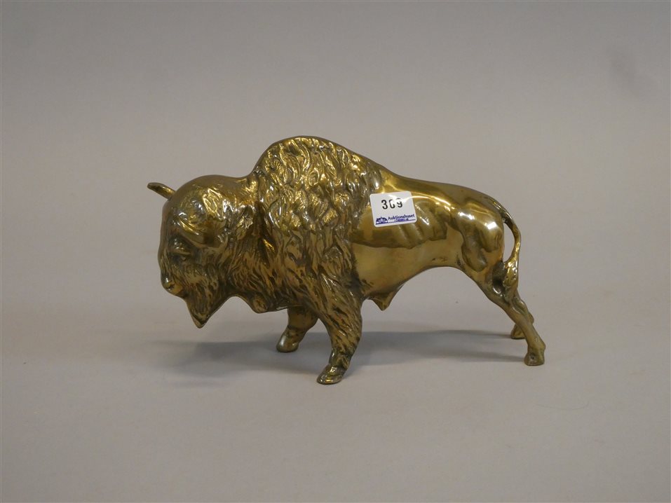 BISONOXE, mässing. H 14,5 cm. L 23 cm. – Auktionshuset i Örebro AB