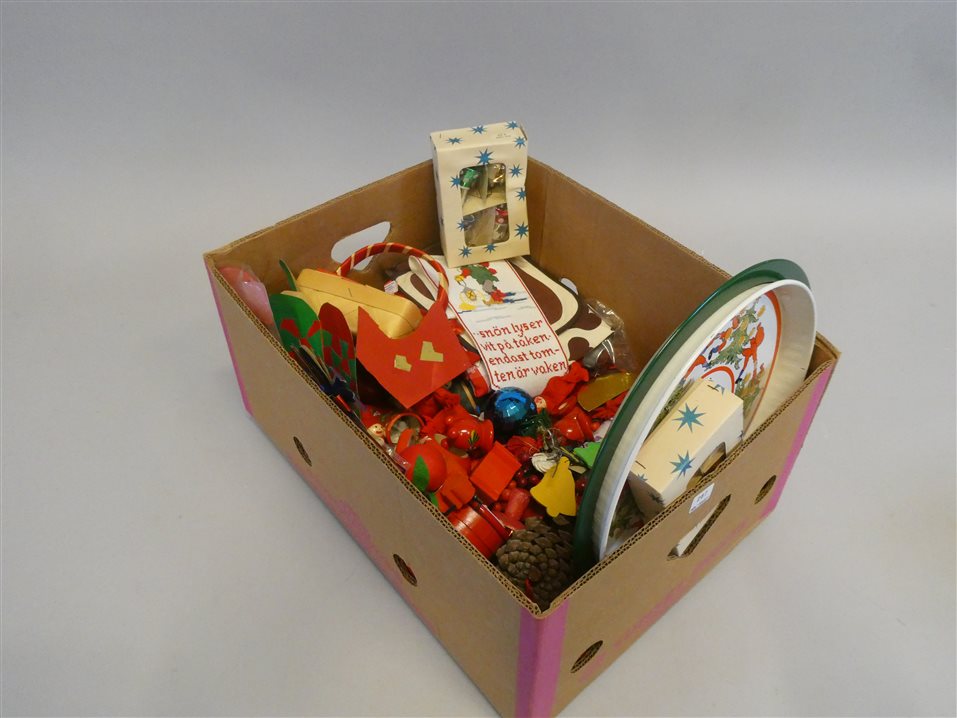 JULGRANSKULORM, TRÄLJUSSTAKAR mm. – Auktionshuset i Örebro AB