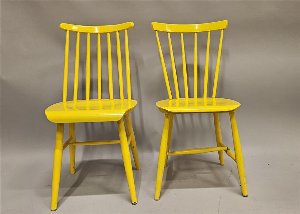 KÖKSBORD med 2+1 stolar. Stolarna olika modeller. Bemålat. Bordets H ...