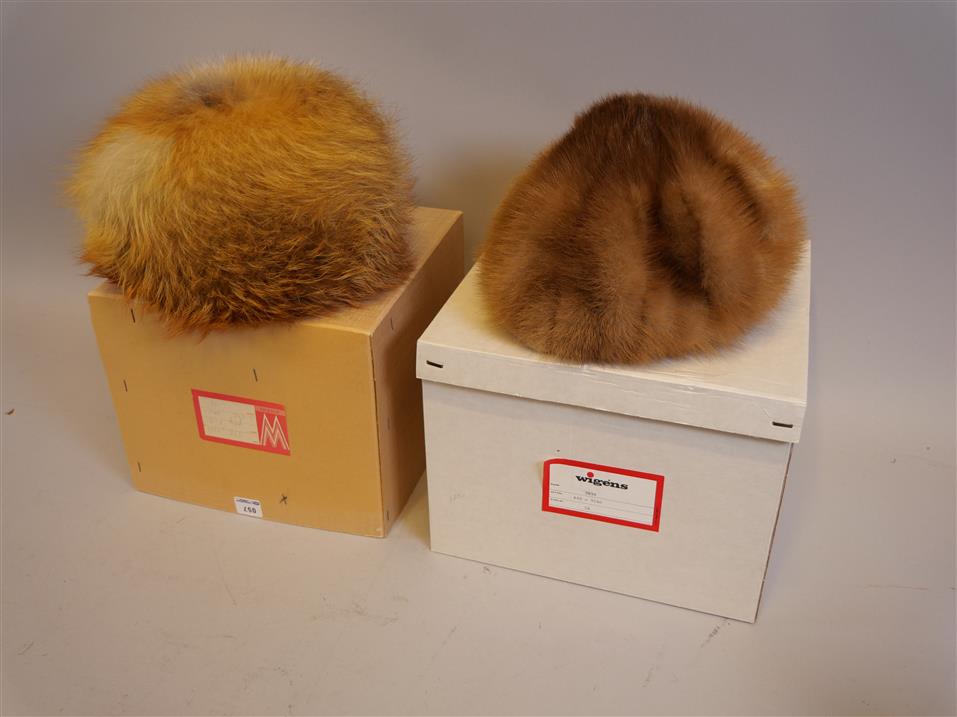 HATTAR 4 st, Bl.a str: 55, 56. Wigens mm – Auktionshuset i Örebro AB