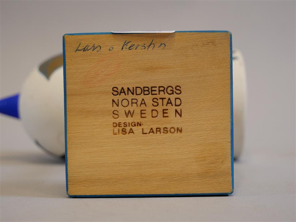 SANDBERGS NORA STAD, Design Lisa Larson. Figur, Trä, Färgsläpp. H. 16 ...
