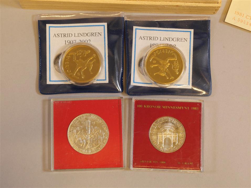 SVENSKA JUB MYNT. 100 kr 1883, 50 kr 1975,2002, 2002, Silvermynt 2 kr ...